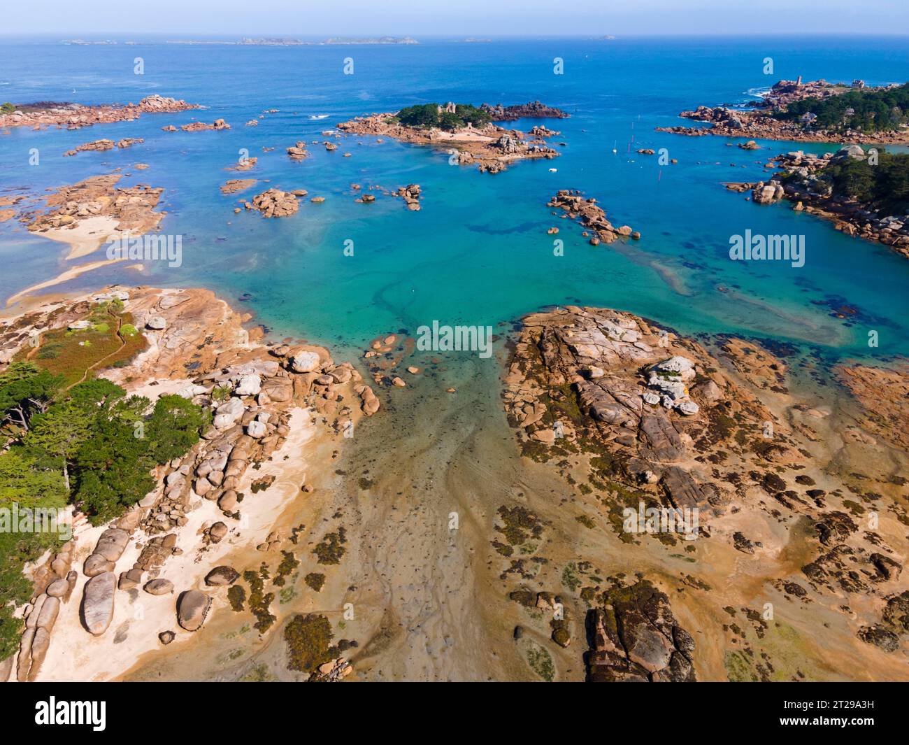 Vue aérienne, rocher granitique, château et île de Costaeres, château ...
