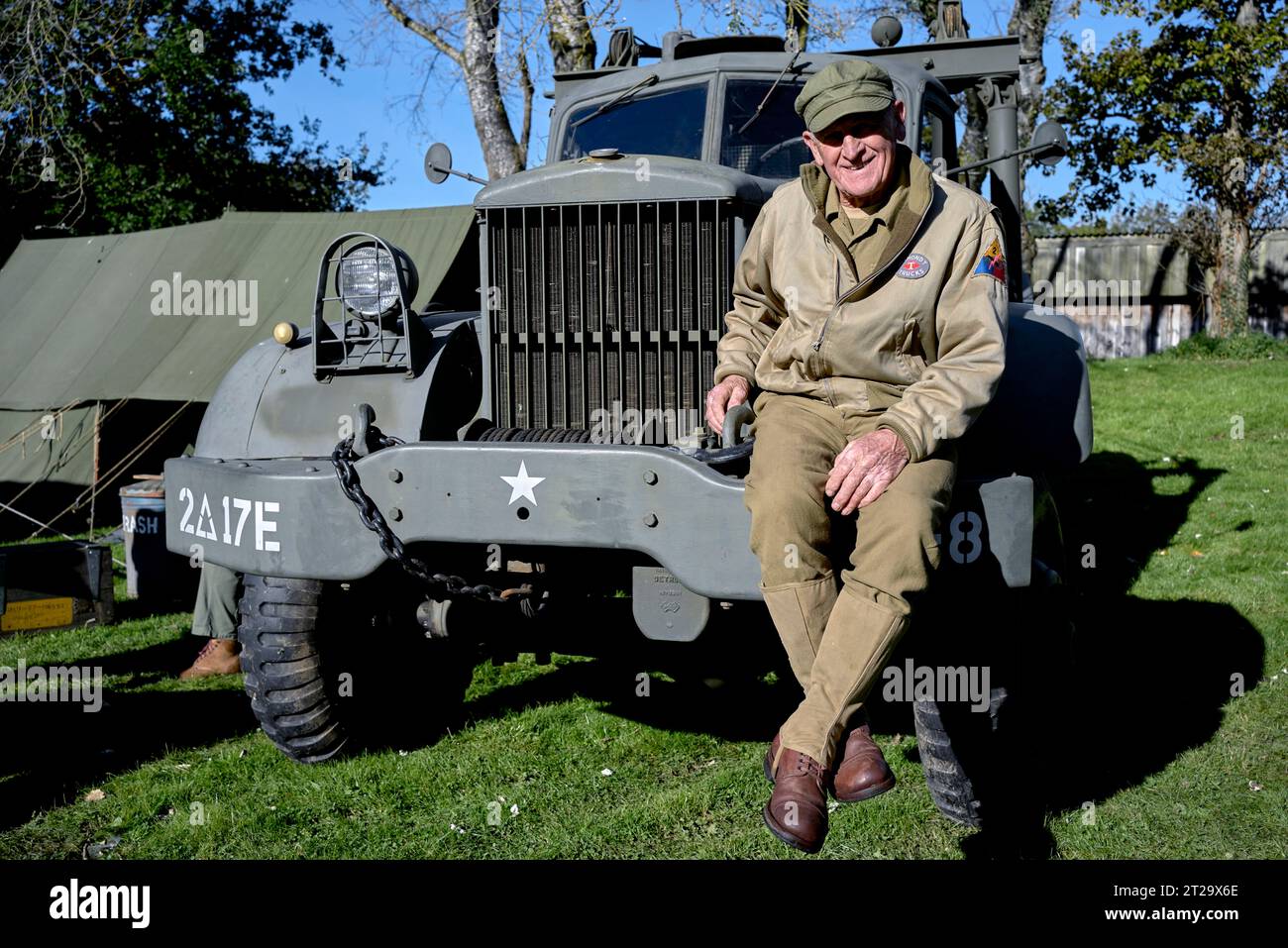 Soldat américain WW2 et camion de l'armée américaine. Reconstitution de ...