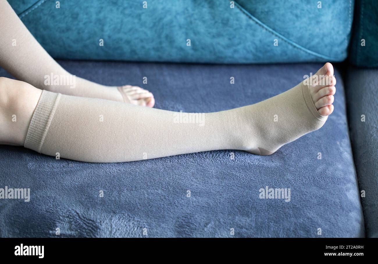 Une femme enceinte se trouve à la maison sur un canapé bleu dans des ...