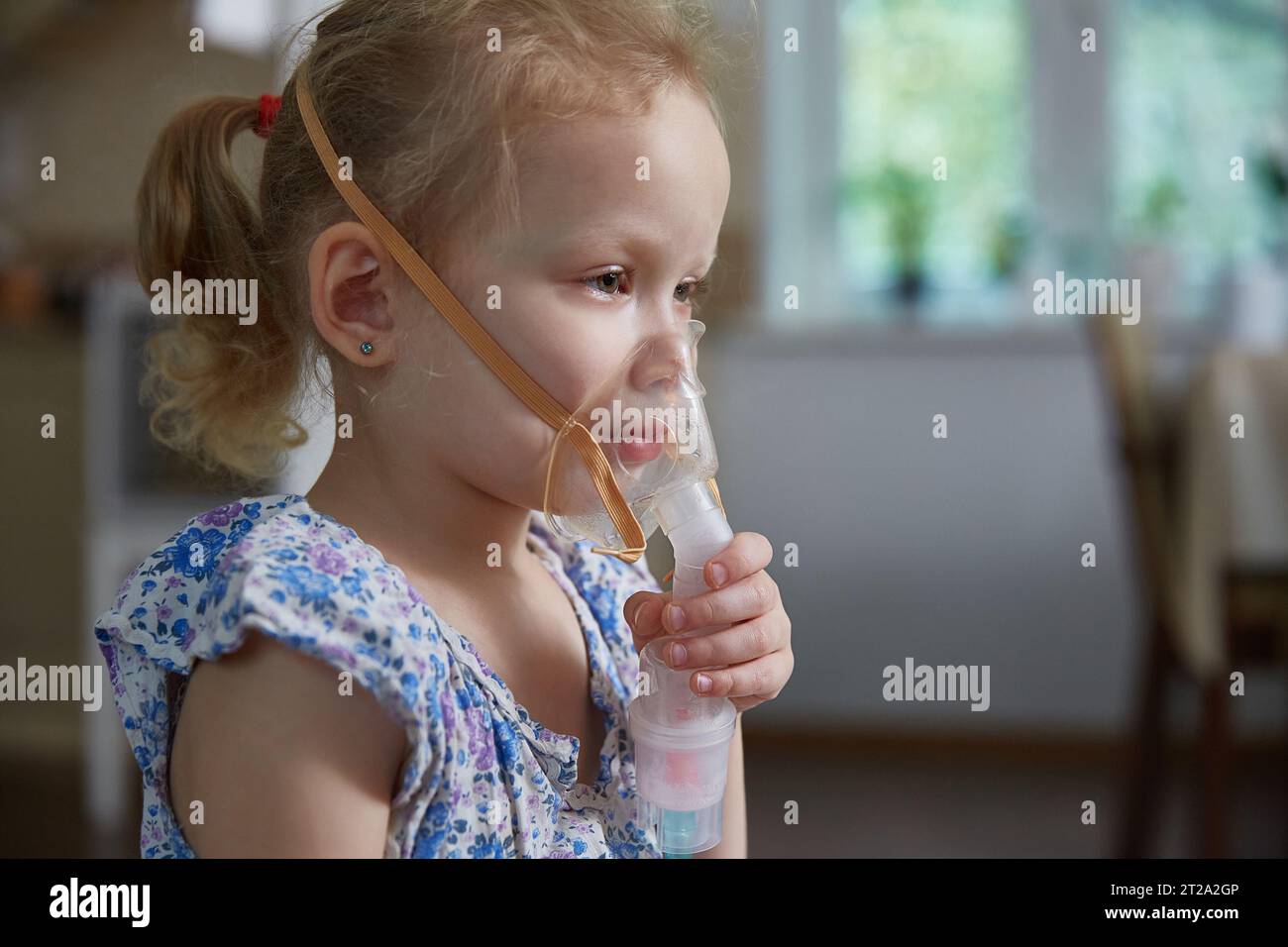 Petite fille malade faisant l'inhalation avec un nébuliseur pour ...