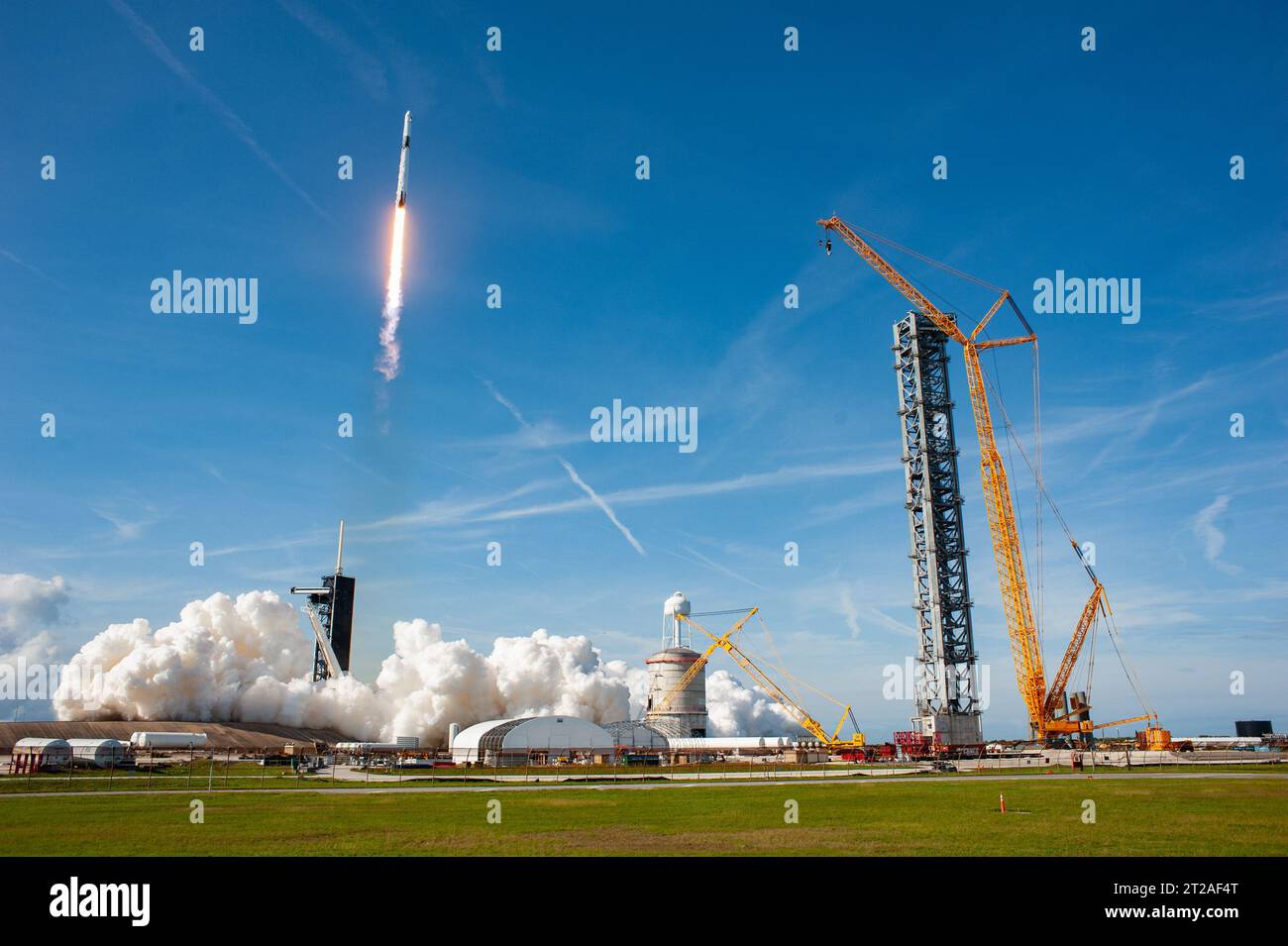SpaceX CRS-26 Liftoff, télécommande n°5. La fusée SpaceX Falcon 9 ...
