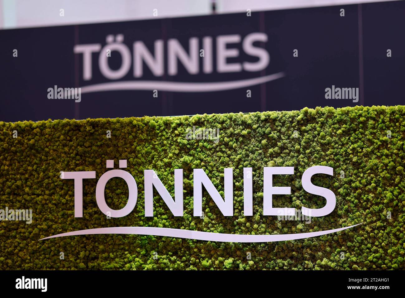 Tonnies tenant Banque de photographies et d’images à haute résolution ...