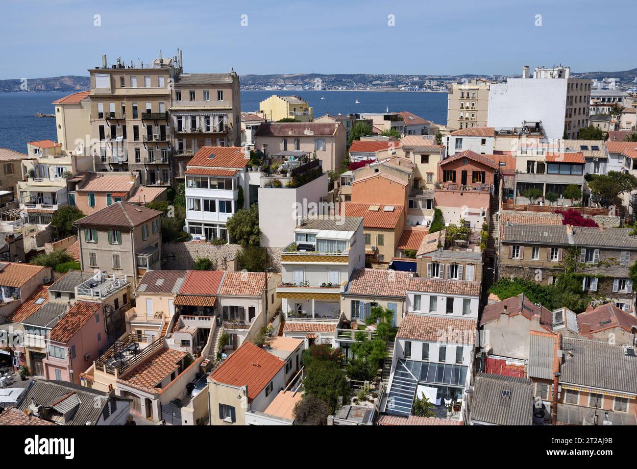 Vue sur les toits des vieilles maisons ou maisons de ville ...