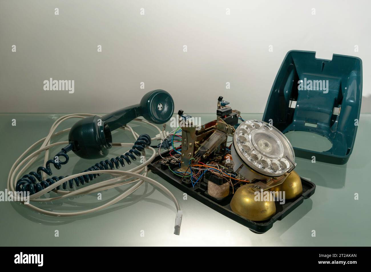 Un téléphone fixe résidentiel à cadran rotatif vintage cassé des années ...