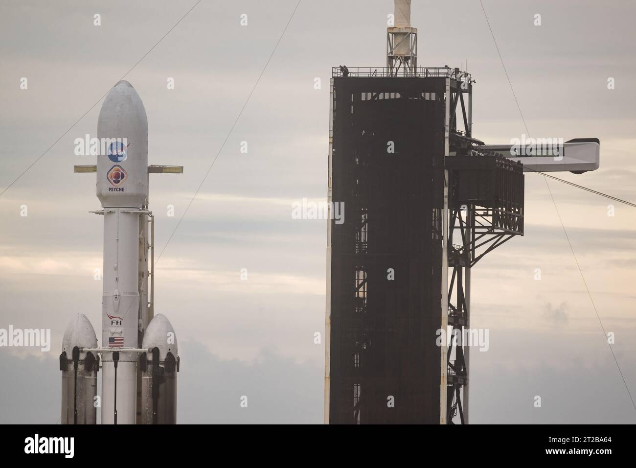 Psyché sur la plateforme de lancement. Une fusée SpaceX Falcon Heavy avec le vaisseau psyché à ...