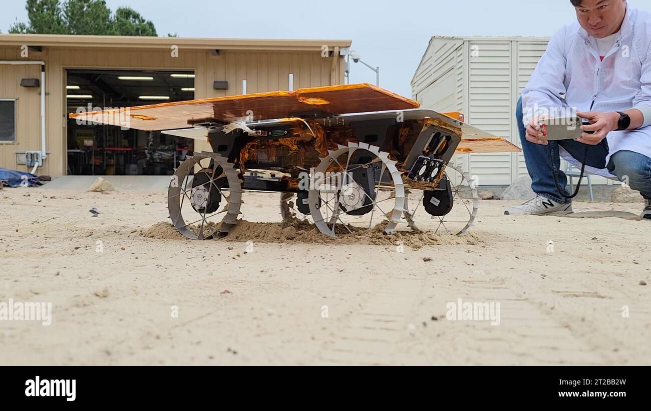 . CADRE Rover Testing dans Mars Yard du JPL. Un rover modèle de ...