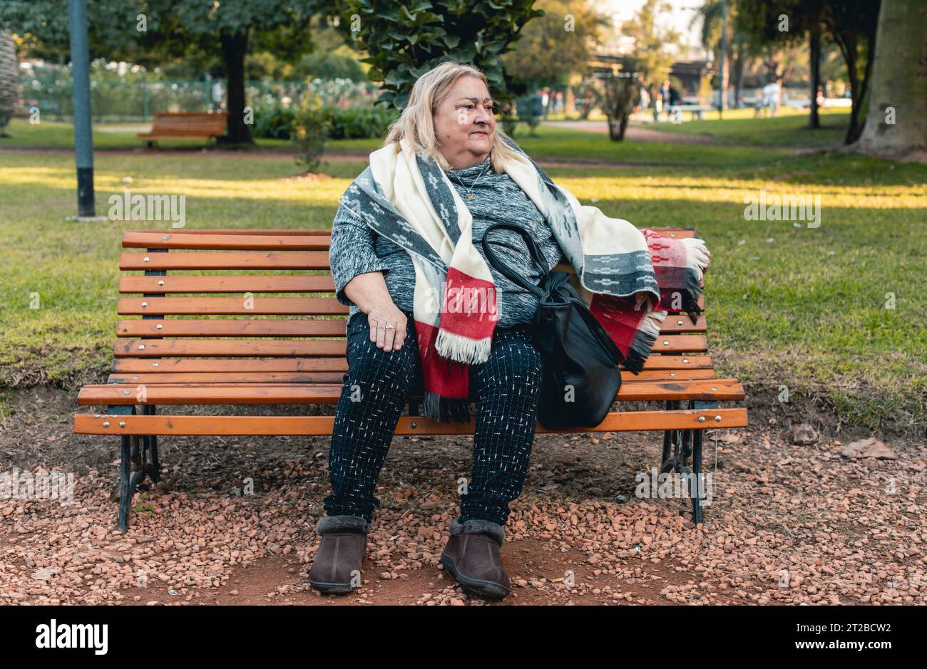 Vieille Femme Assise Sur Un Banc De Parc Banque De Photographies Et D
