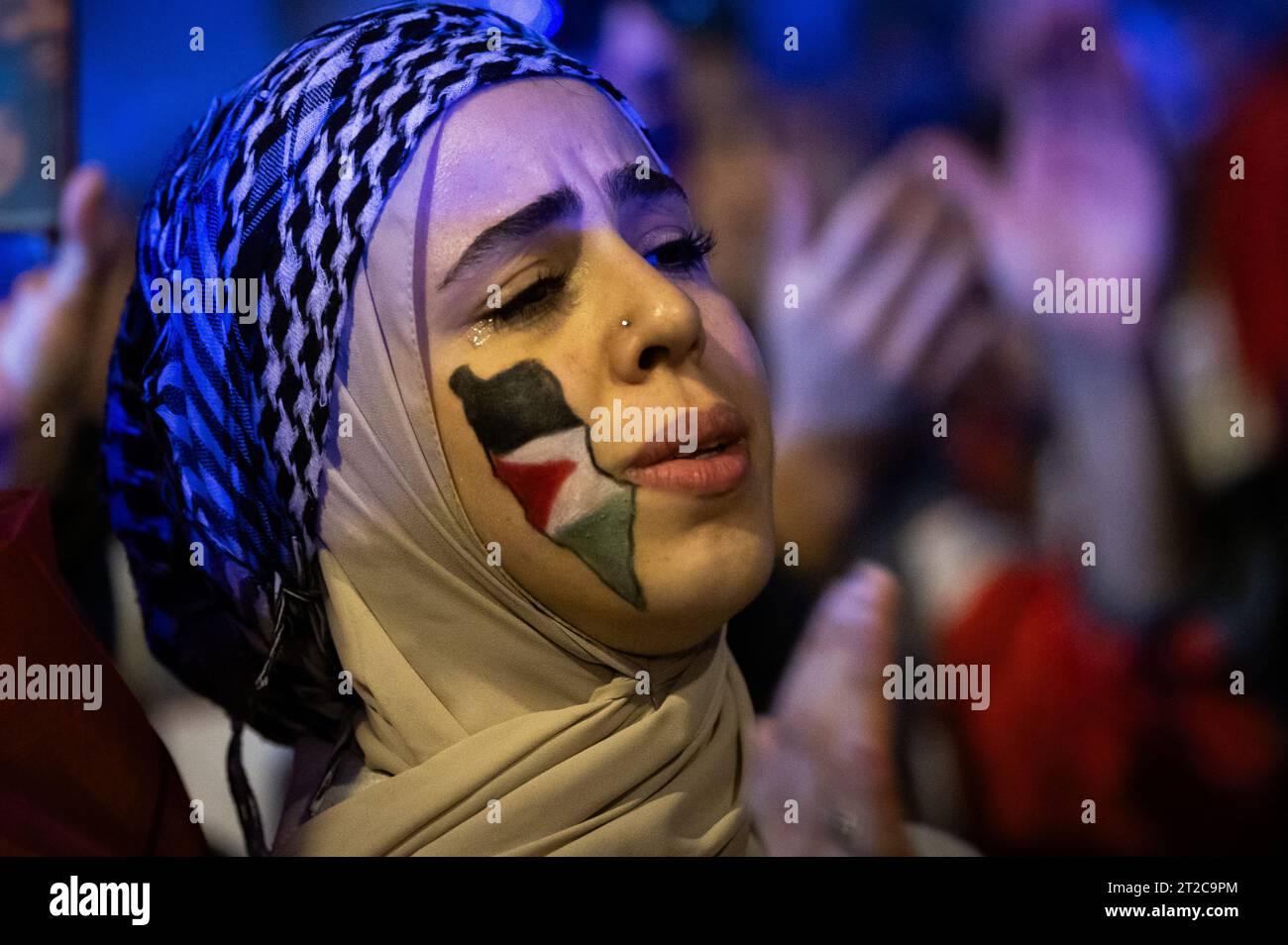 Gaza le 7 octobre 2023, Une femme est vue avec la carte de la Palestine ...