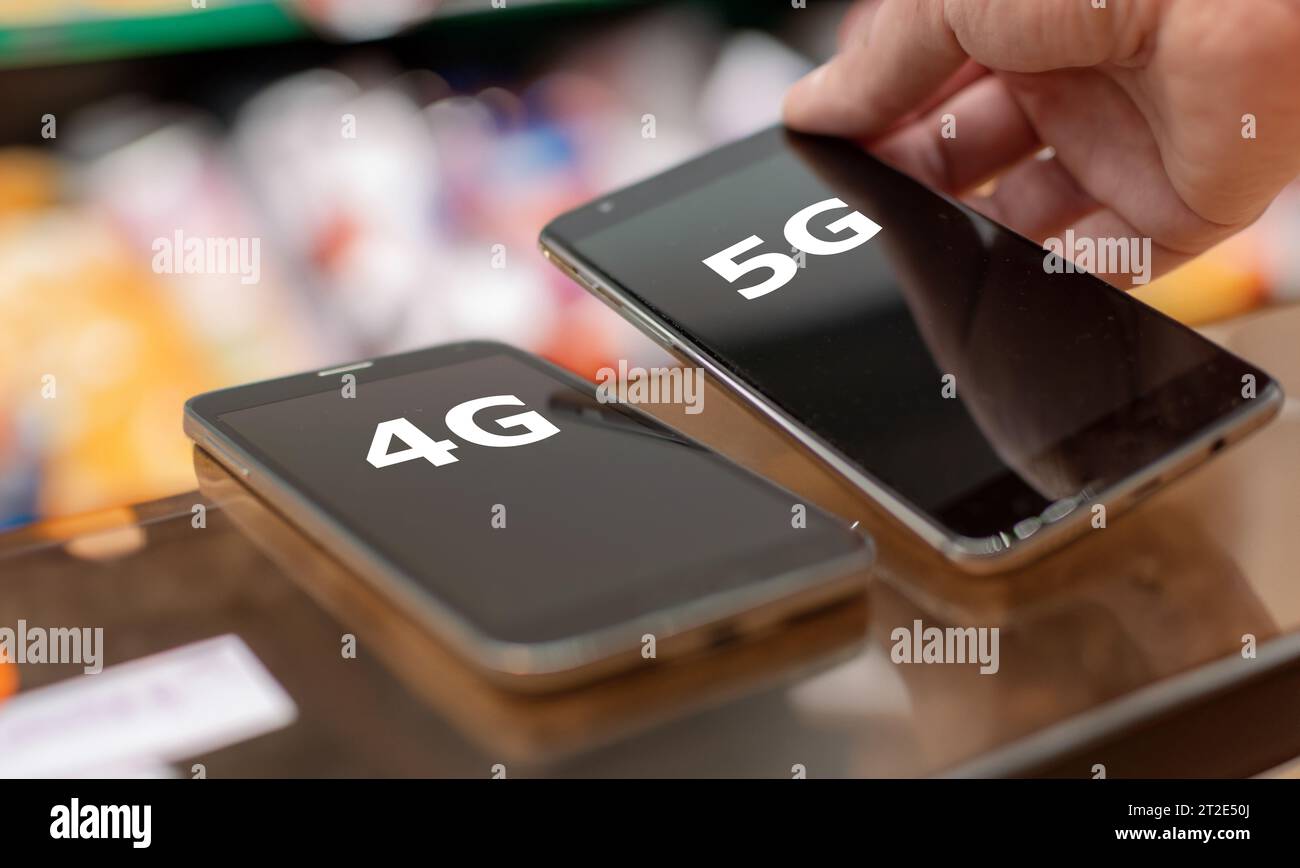 La main choisit le téléphone mobile avec l'expression '5G' au lieu de ...