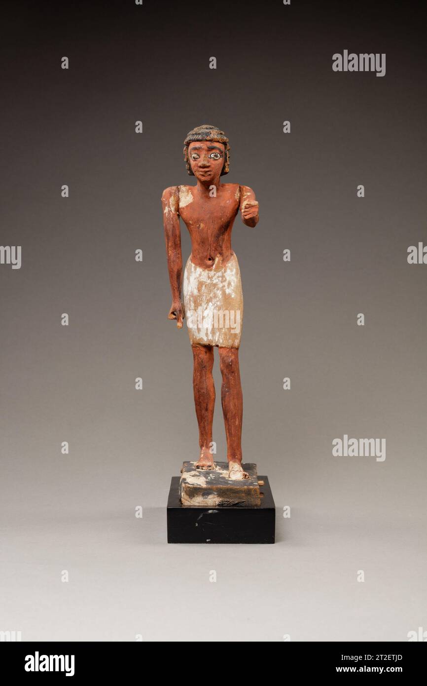 Statuette d'un homme stridant dans un Kilt début Middle Kingdom ca ...