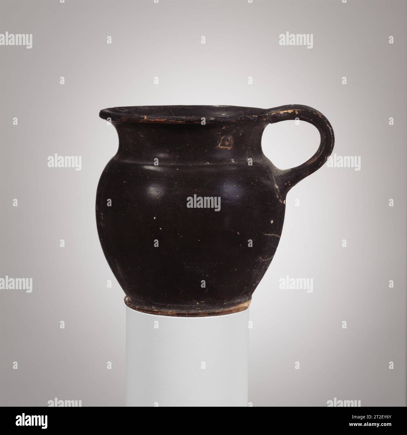 Tasse en terre cuite grec, Attique milieu du 5e siècle av. J.-C. la ...