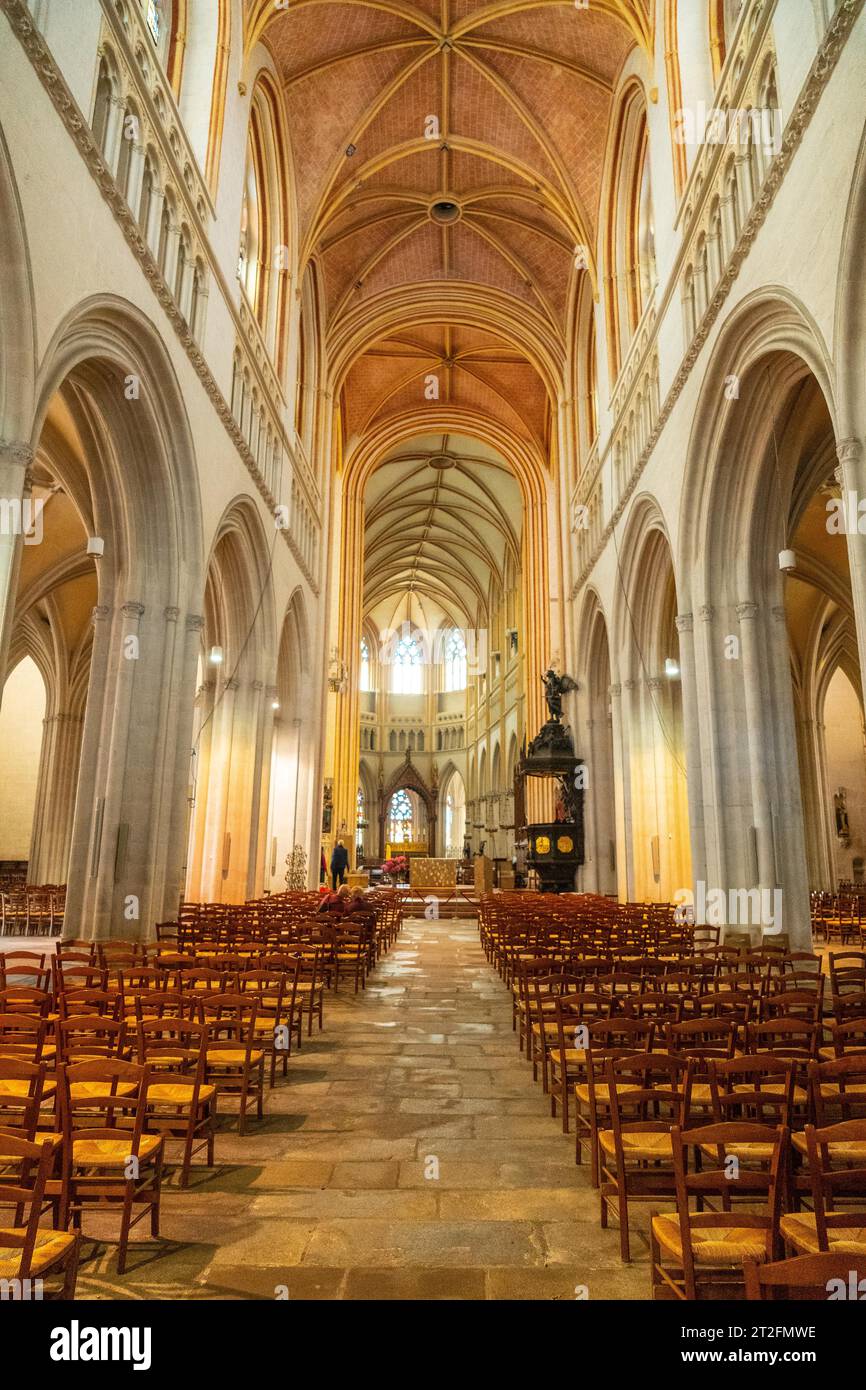 Intérieur de la cathédrale Saint Corentin dans le village médiéval de ...