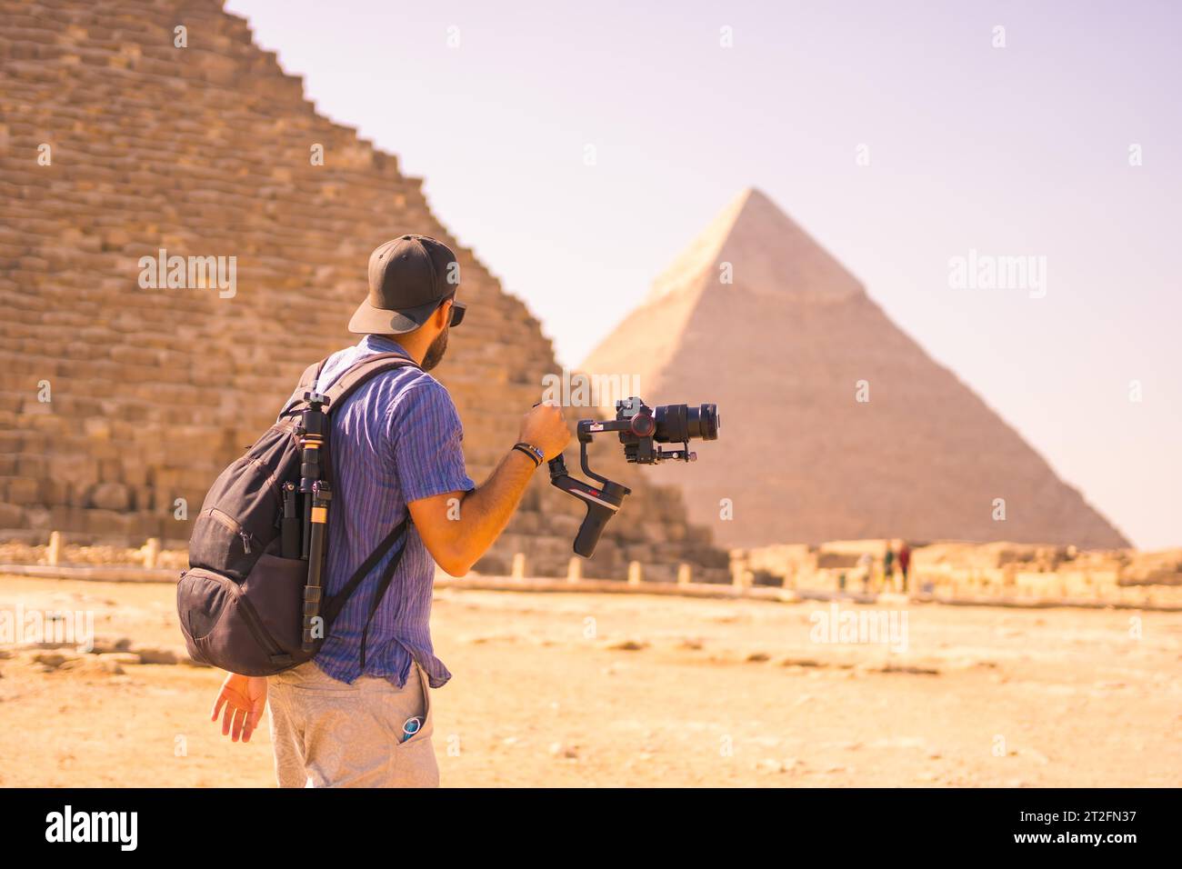 Un jeune photographe à la pyramide de Cheops la plus grande pyramide ...