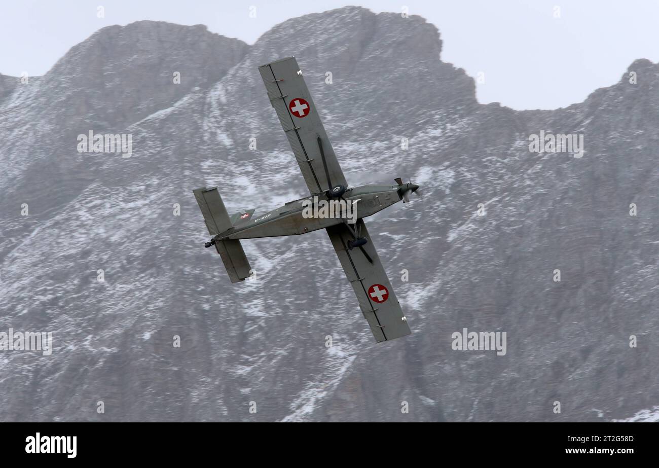 Ein Pilatus PC-6 porter der Schweizer Luftwaffe BEI einer Vorführung auf der Axalp ...