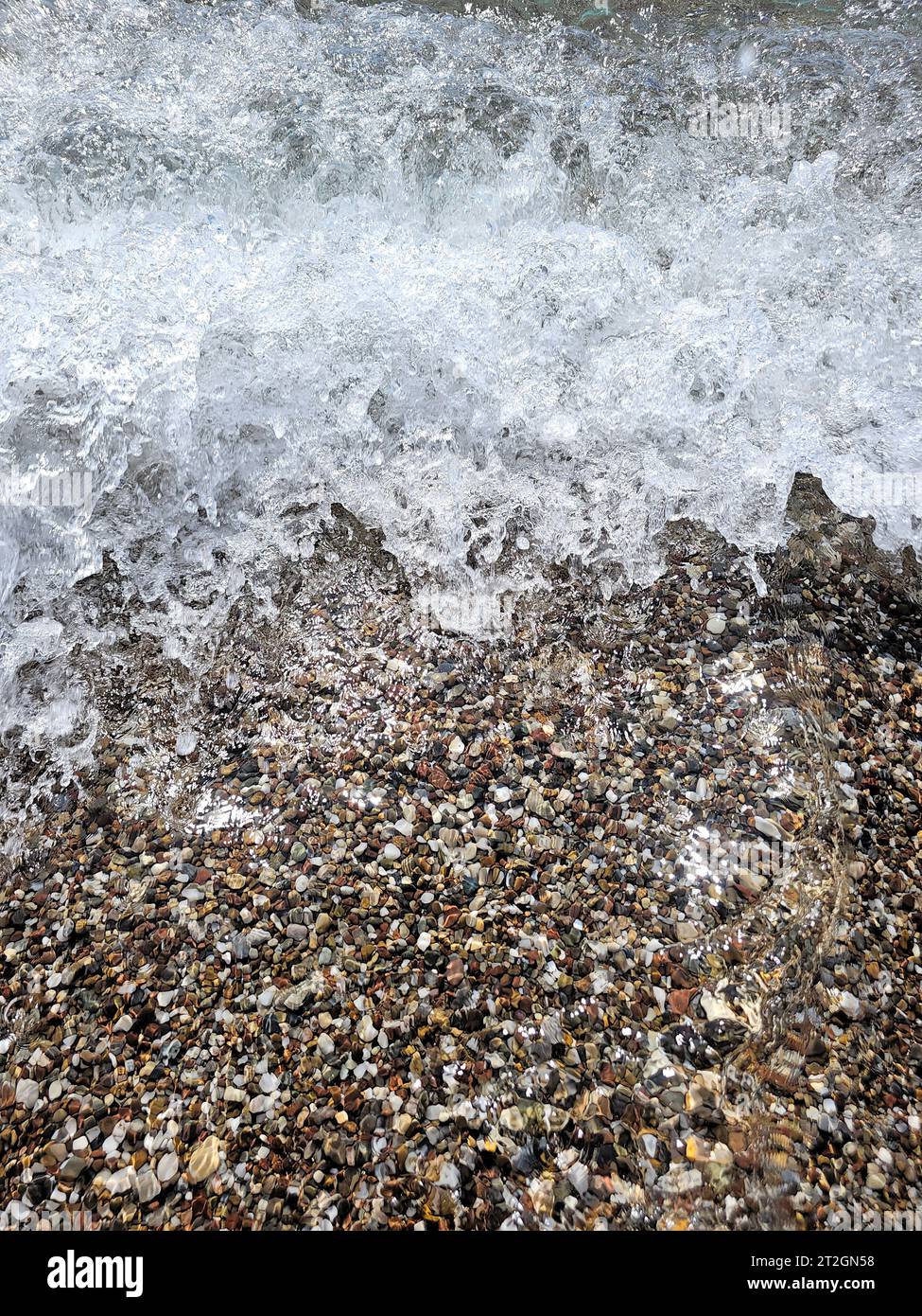 Vagues rouleaux se brisant sur le rivage de la plage Banque de ...