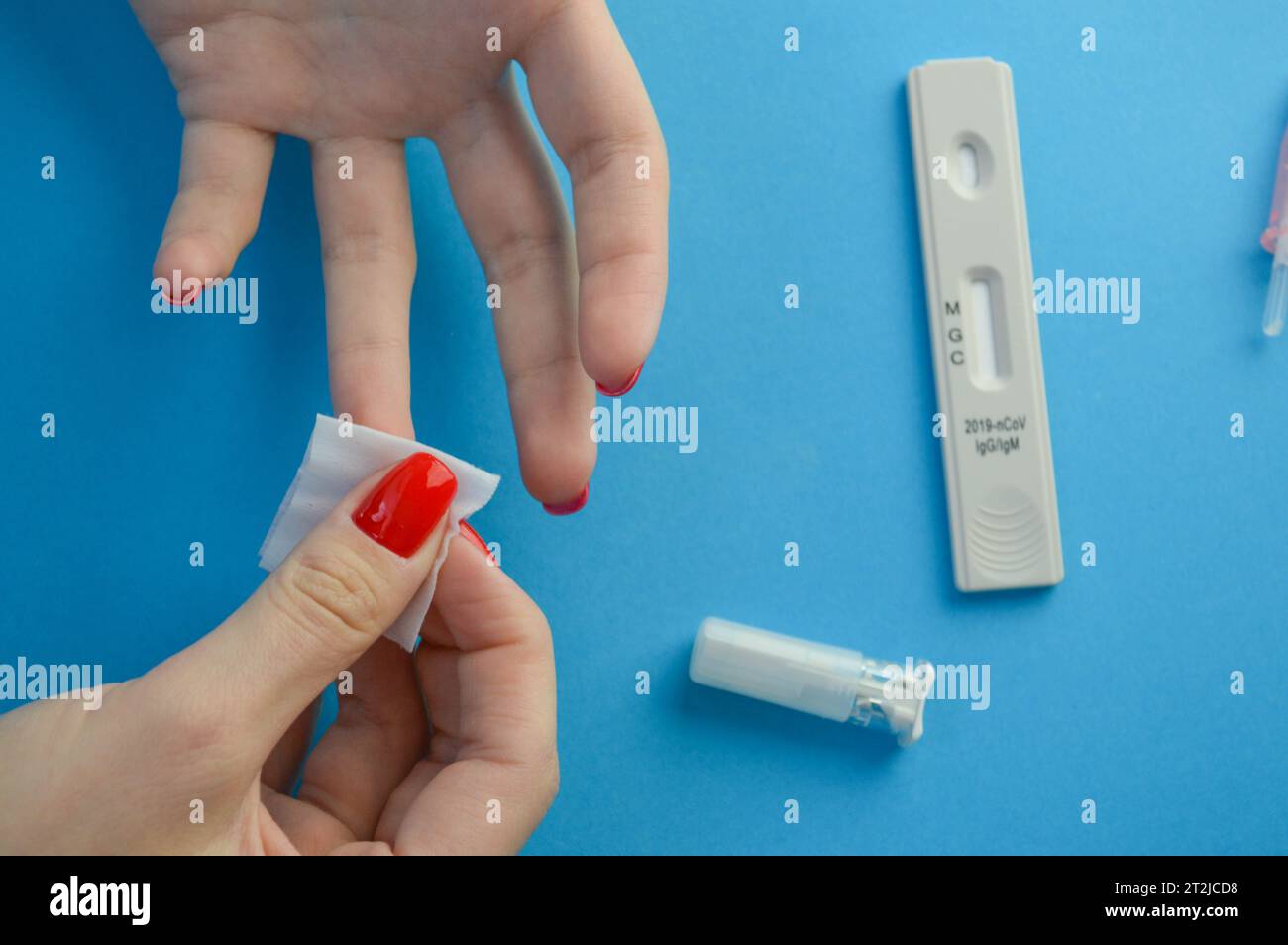 préparer un doigt pour un test sanguin. analyse stérile. essuyez votre ...