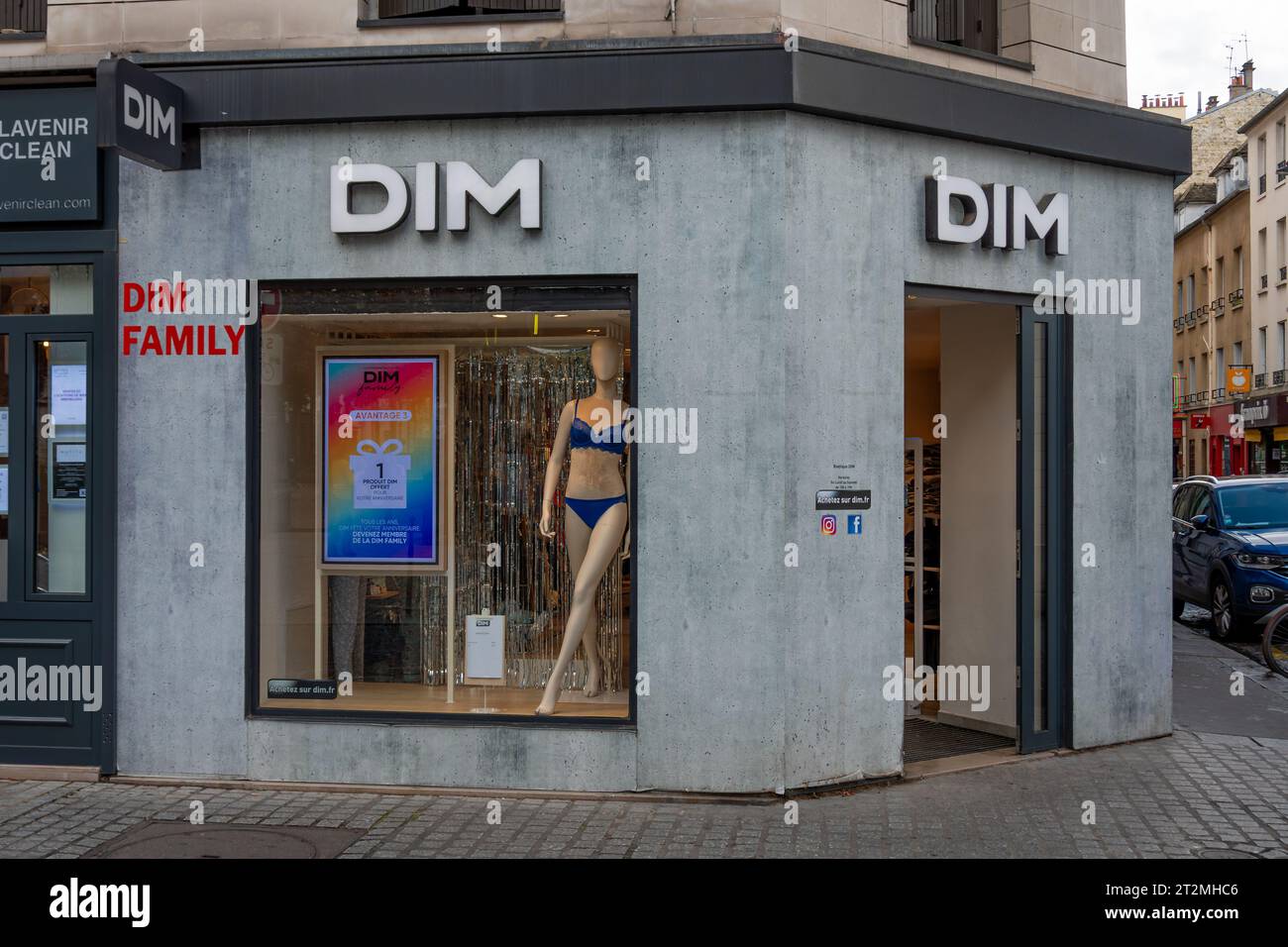 Vue extérieure de la boutique a Dim. DIM est une entreprise française ...