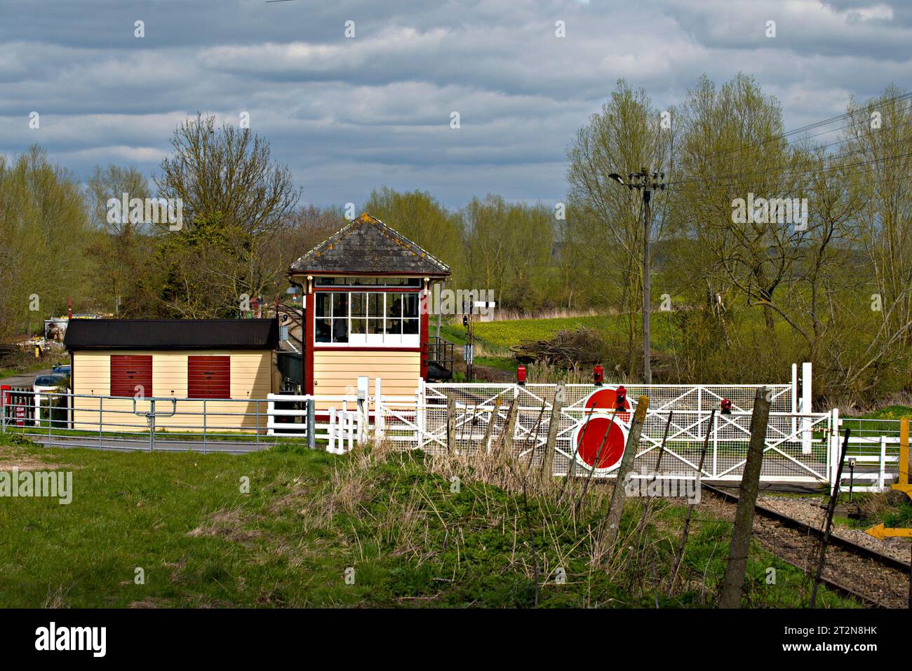 Le passage à niveau et la boîte de signalisation à la gare de ...