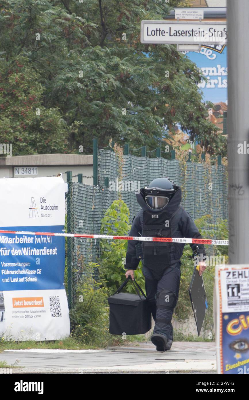 Bild-Motiv : Ein Beamter in Schutzausruestung Hat dem Koffer durchleuchtet und gibt die ...