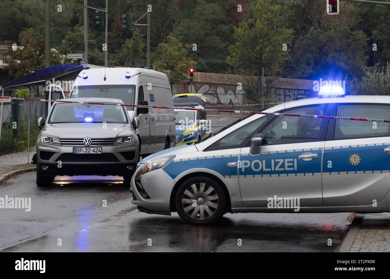 Bild-Motiv : in einer Seitenstrasse haben sich die Einsatzkraefte positioniert Berlin den 19.10. ...
