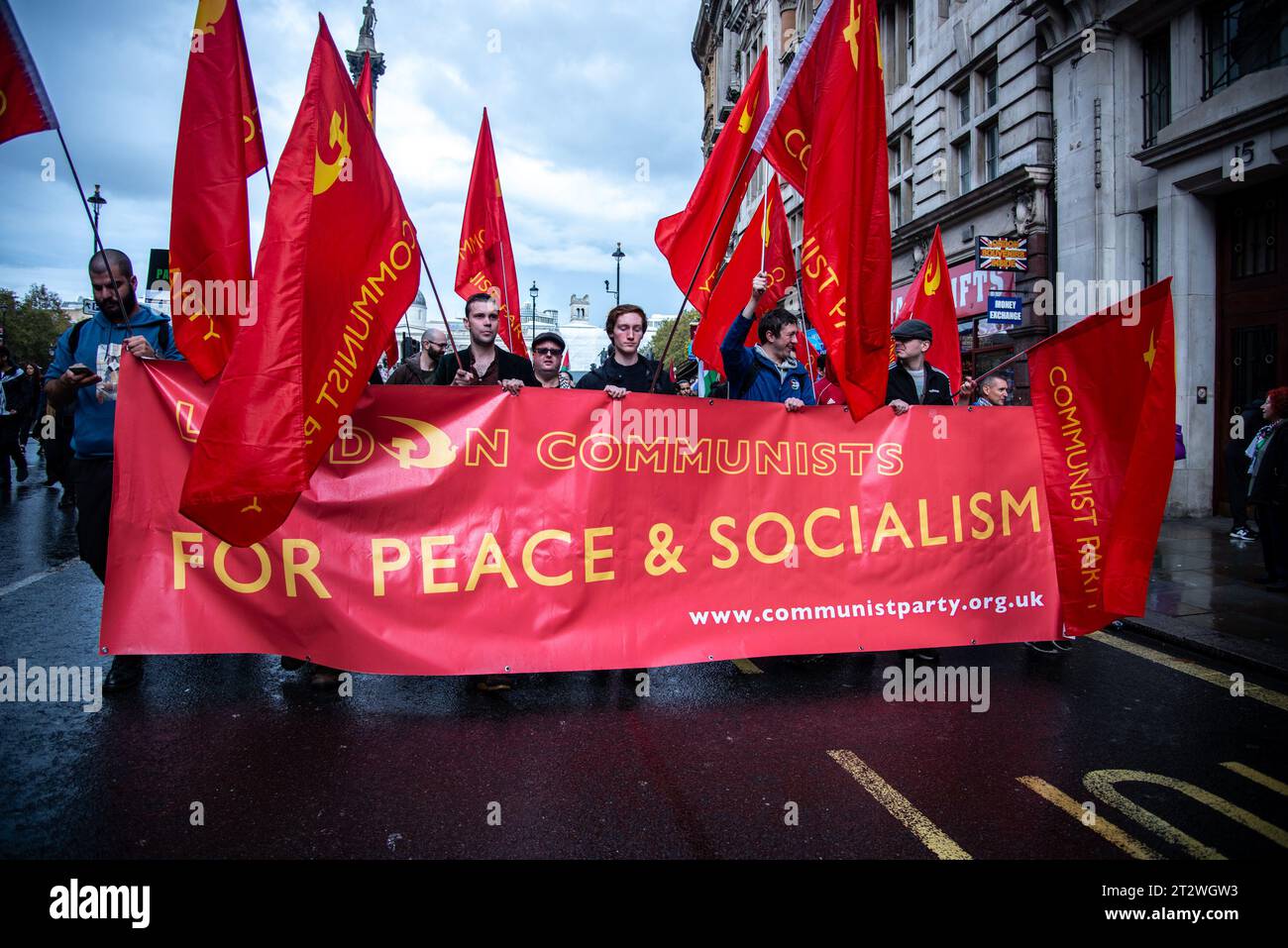 Les manifestants ont défilé avec une grande bannière et des drapeaux ...