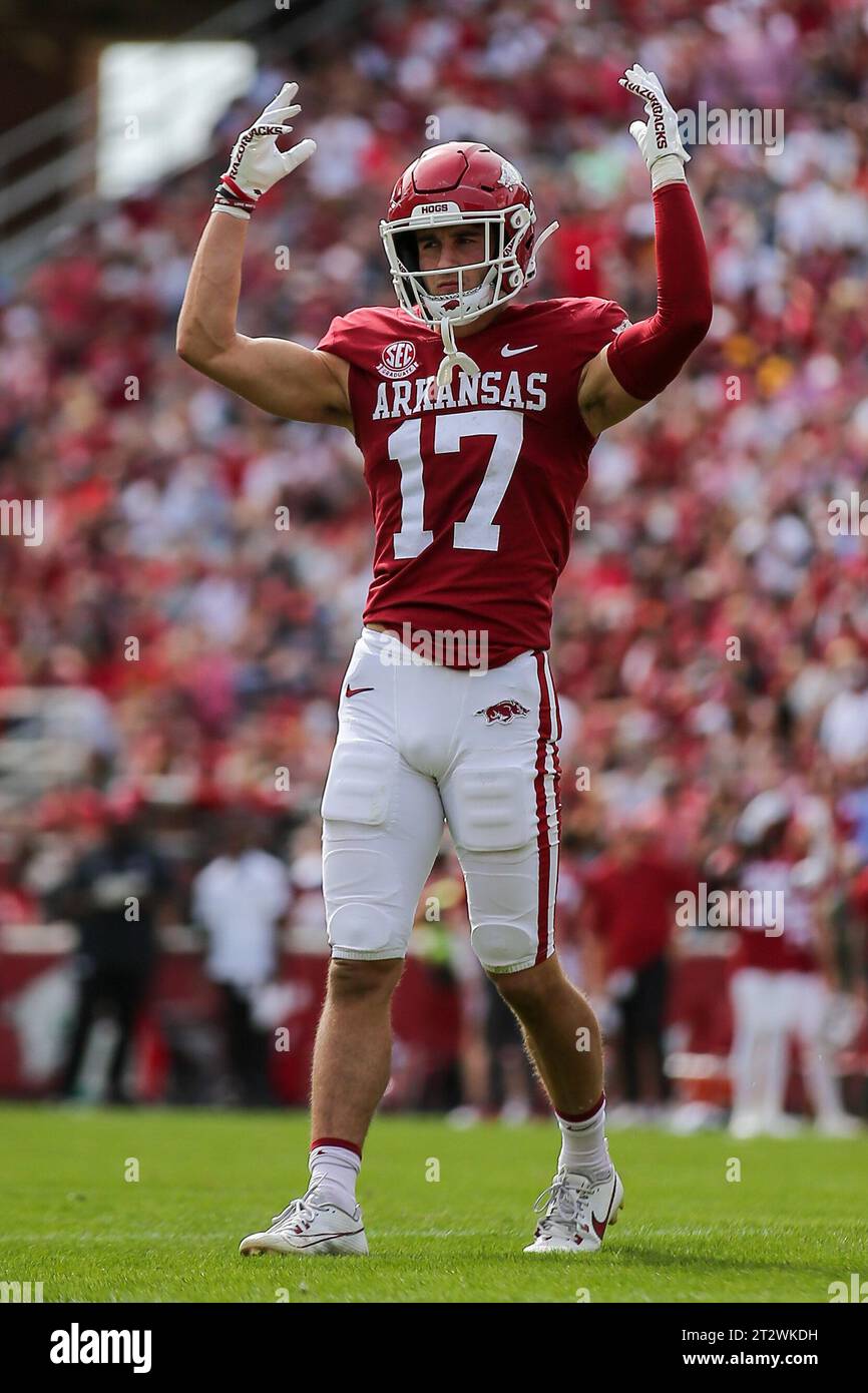 21 octobre 2023 : Razorback Defensive back Hudson Clark #17 encourage ...