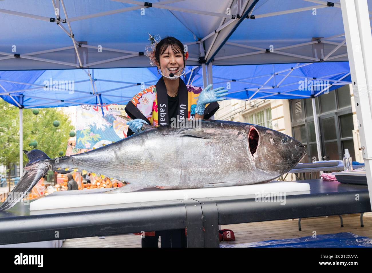 Les membres du Sabaki Girl Project effectuent la coupe du thon rouge ...