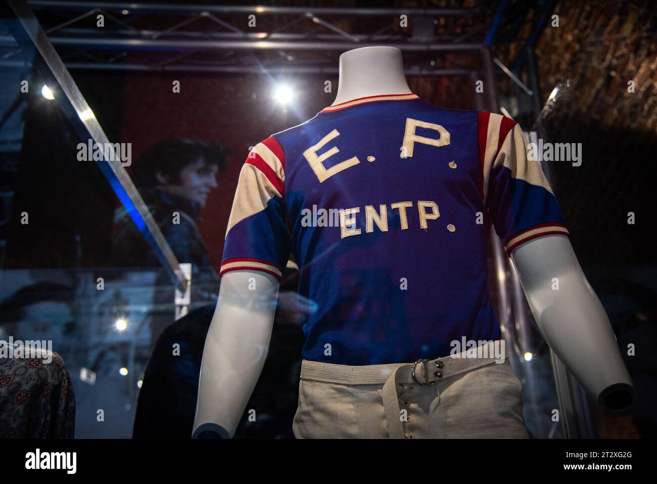 Tenue de football américain appartenant à Elvis Presley, à l'exposition ...