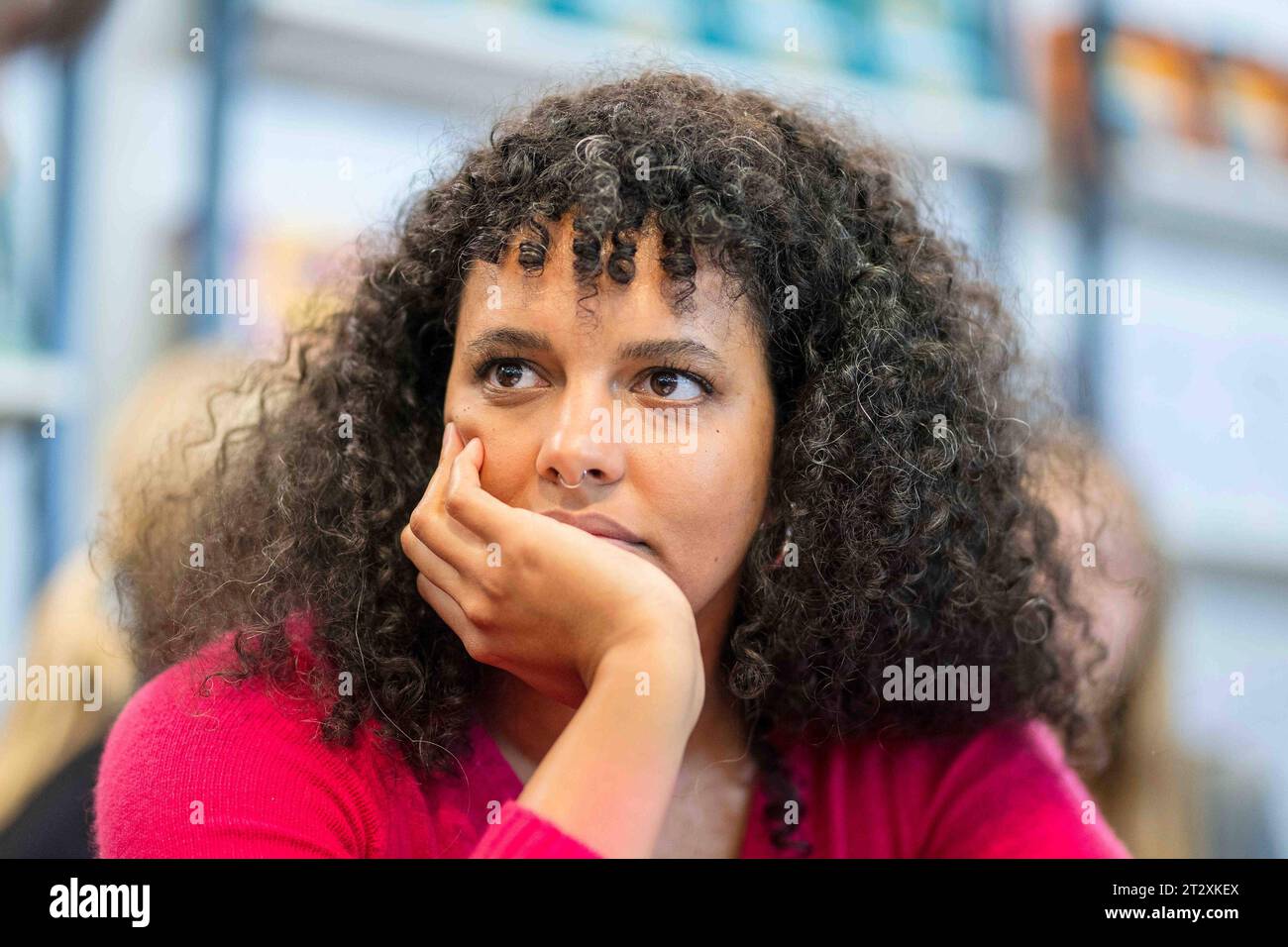 Portraet der Buchautorin, Essayistin und Podcasterin Alice Hasters ...