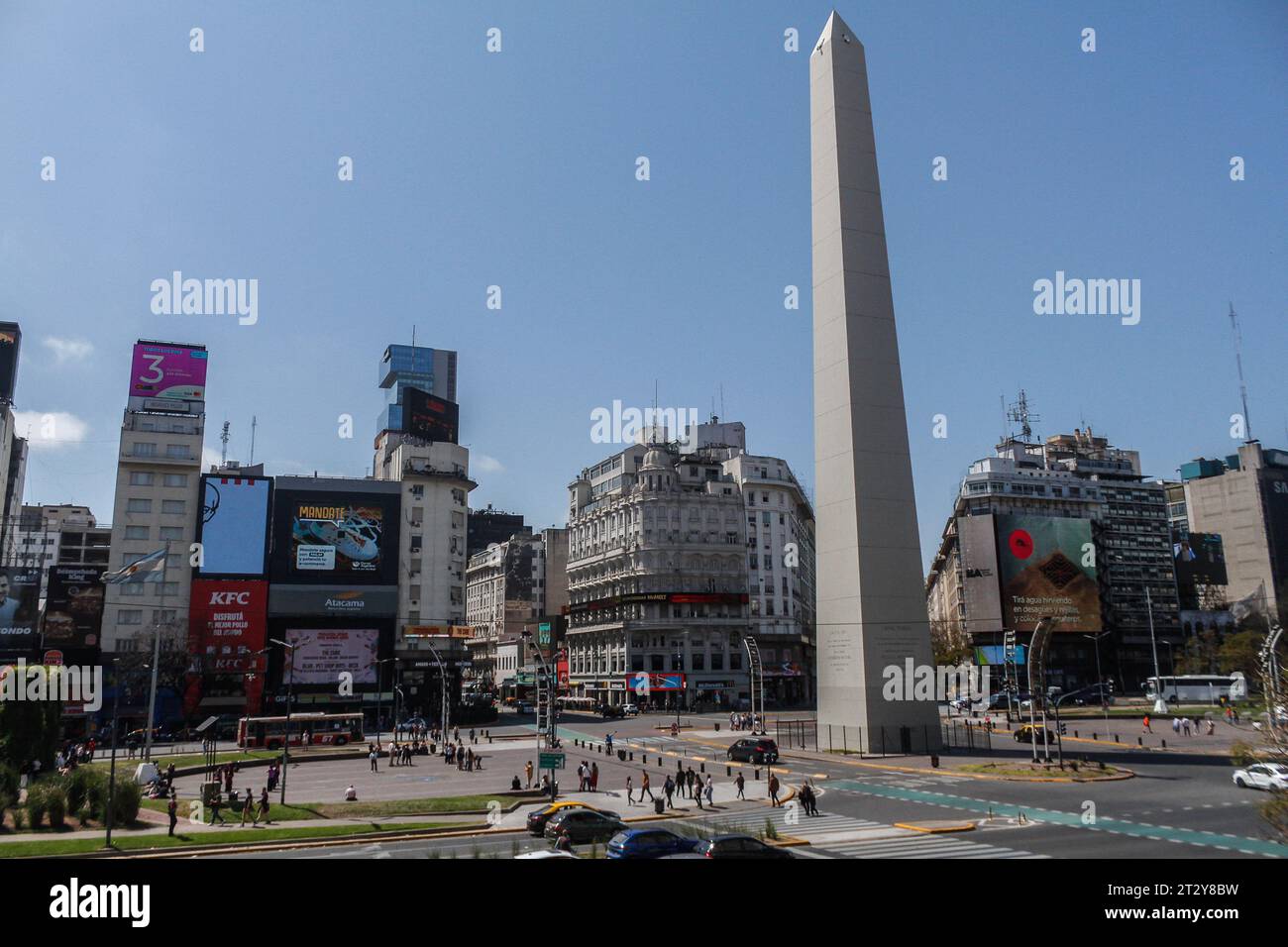 Buenos Aires, Argentine. 16 octobre 2023. Les gens marchent le long de ...