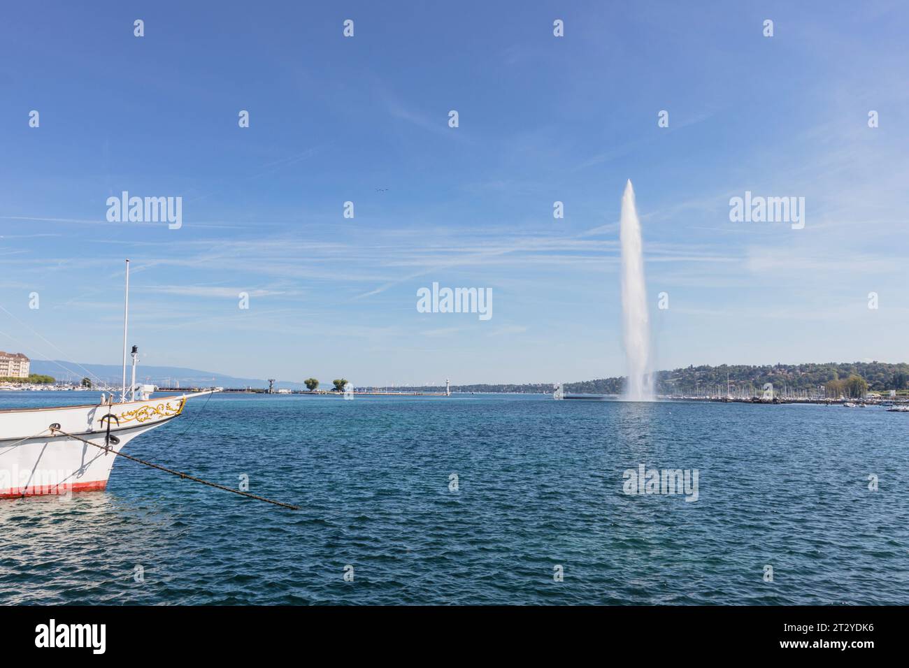 Vue panoramique sur les gratte-ciel de Genève avec la célèbre fontaine ...