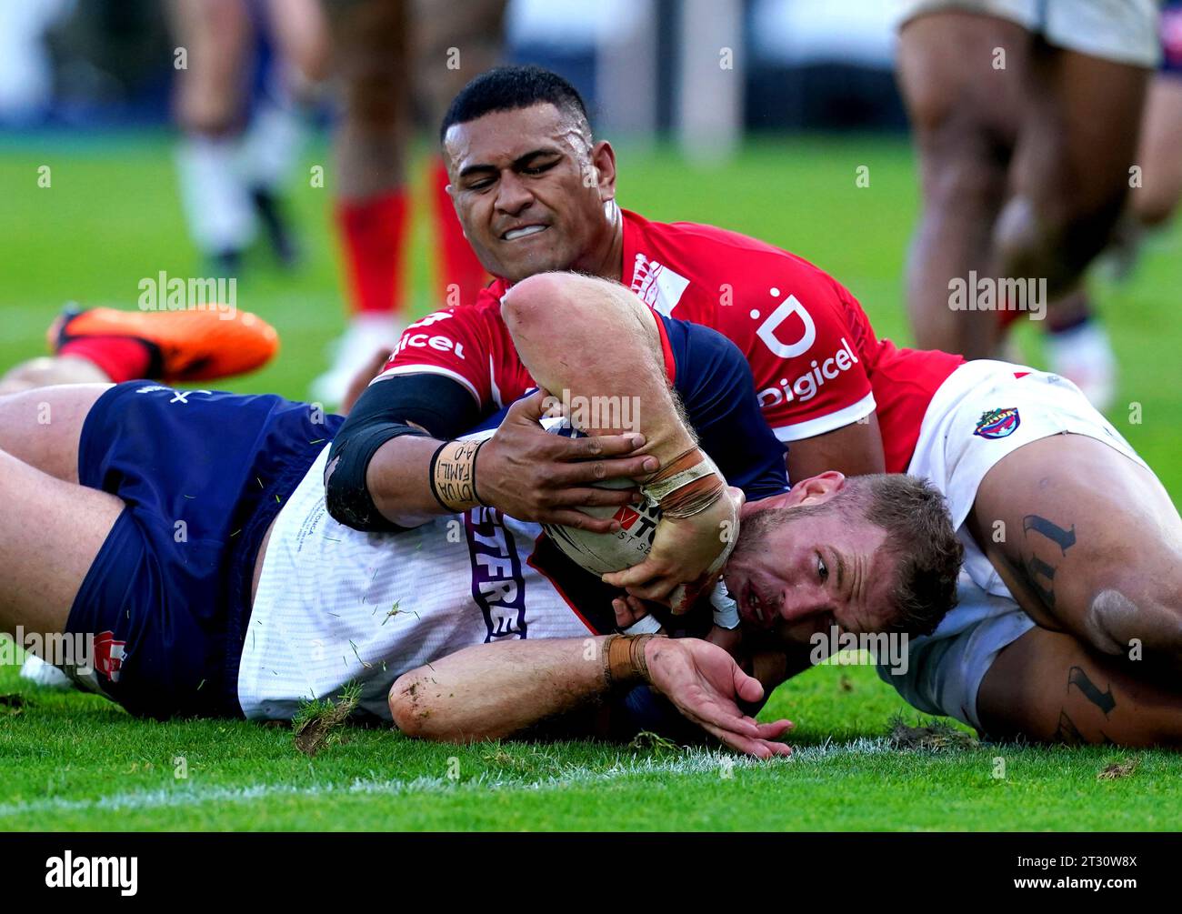 L'Anglais Tom Burgess est affronté par le Tonga Haumole Olakau'atu ...