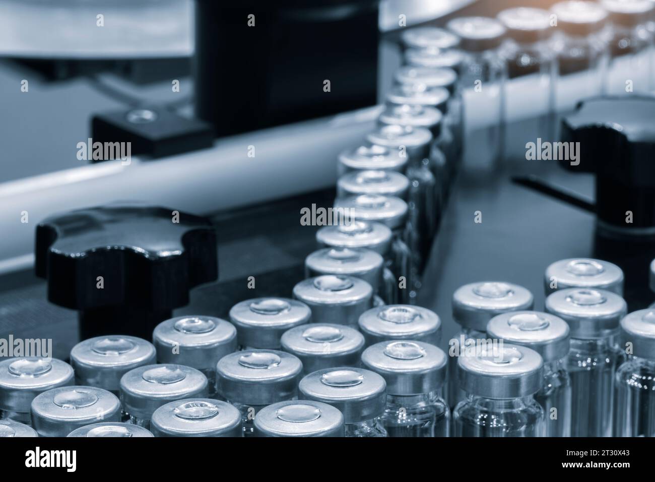 Industrie pharmaceutique. Convoyeur de machine de ligne de production ...