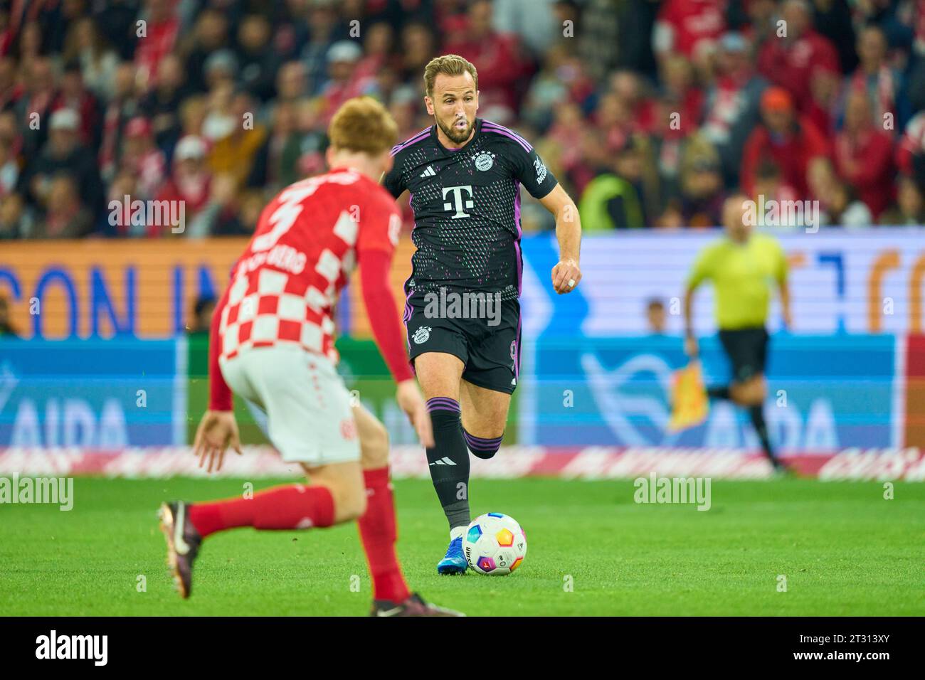 Harry Kane, FCB 9 en compétition pour le ballon, attaquer, duel, header ...