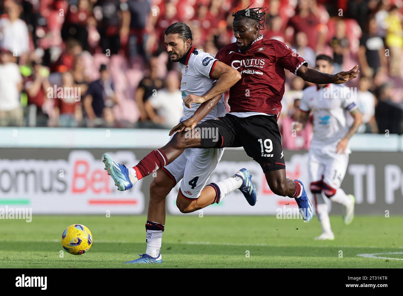 L'attaquant de Salernitana Trivante Stewart défie le défenseur italien ...