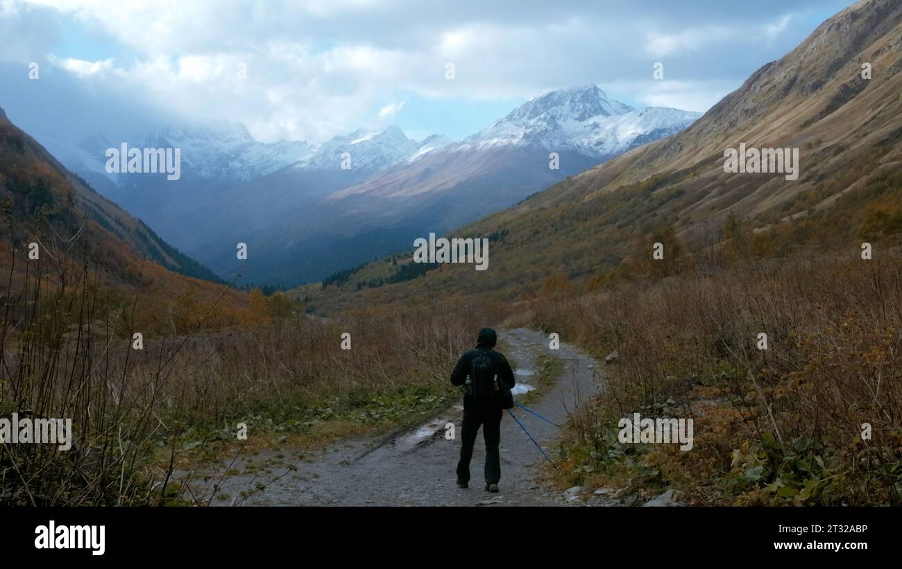 Randonneur touristique marchant sur un chemin de randonnée rocheux le ...