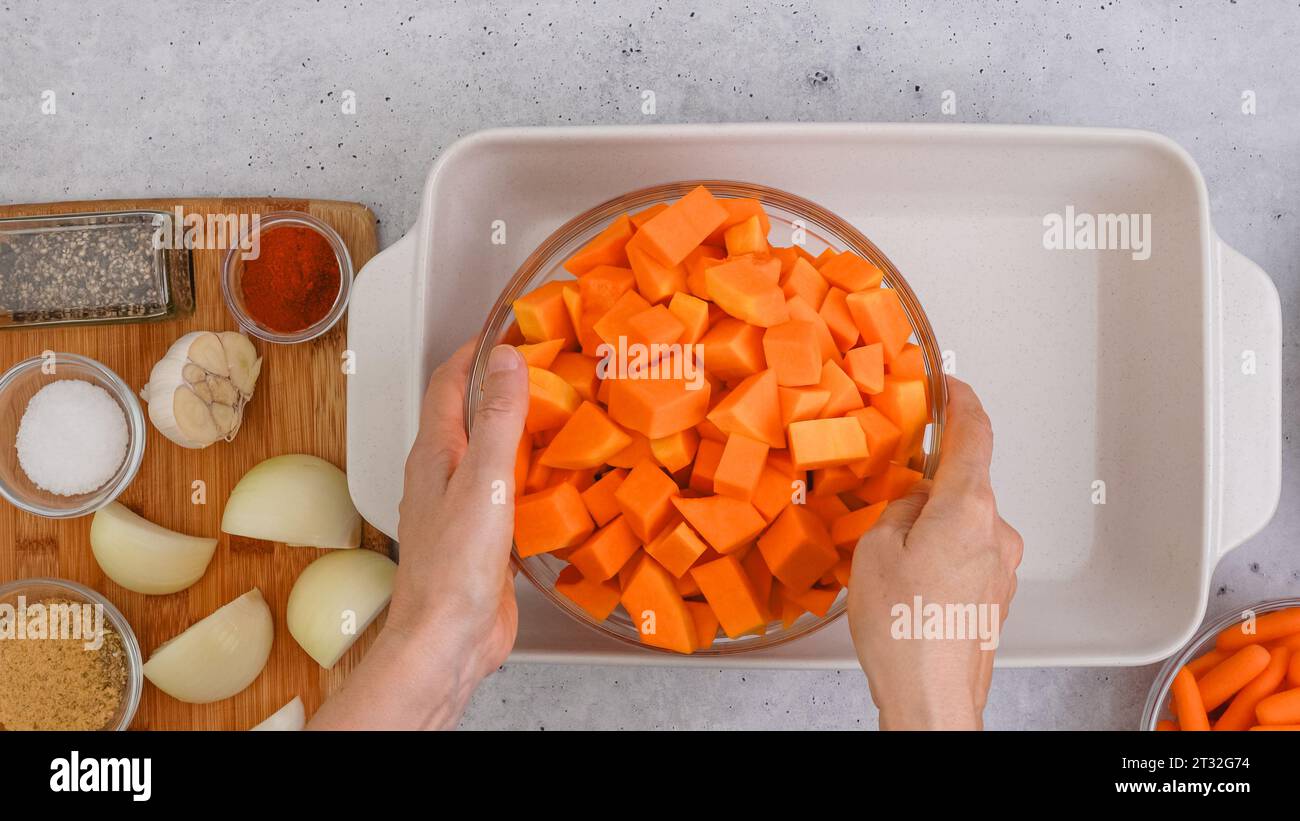 Recette de soupe de courge butternut rôtie. Gros plan des cubes de ...