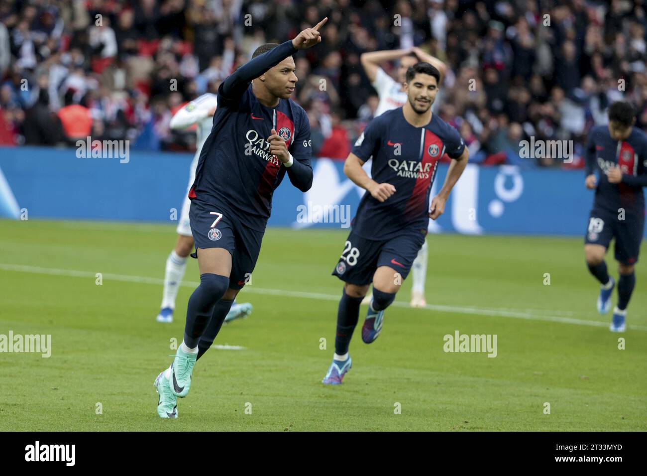 Kylian Mbappe du PSG célèbre son but avec Carlos Soler lors du match de championnat de France de ...