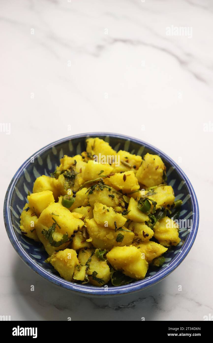 Curry ou sabzi de pommes de terre cuites à l'Inde. Alu ki sukhi sabzi ...