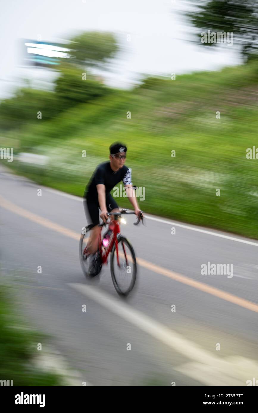 Flou intentionnel du mouvement de caméra d'un cycliste en vitesse sur ...