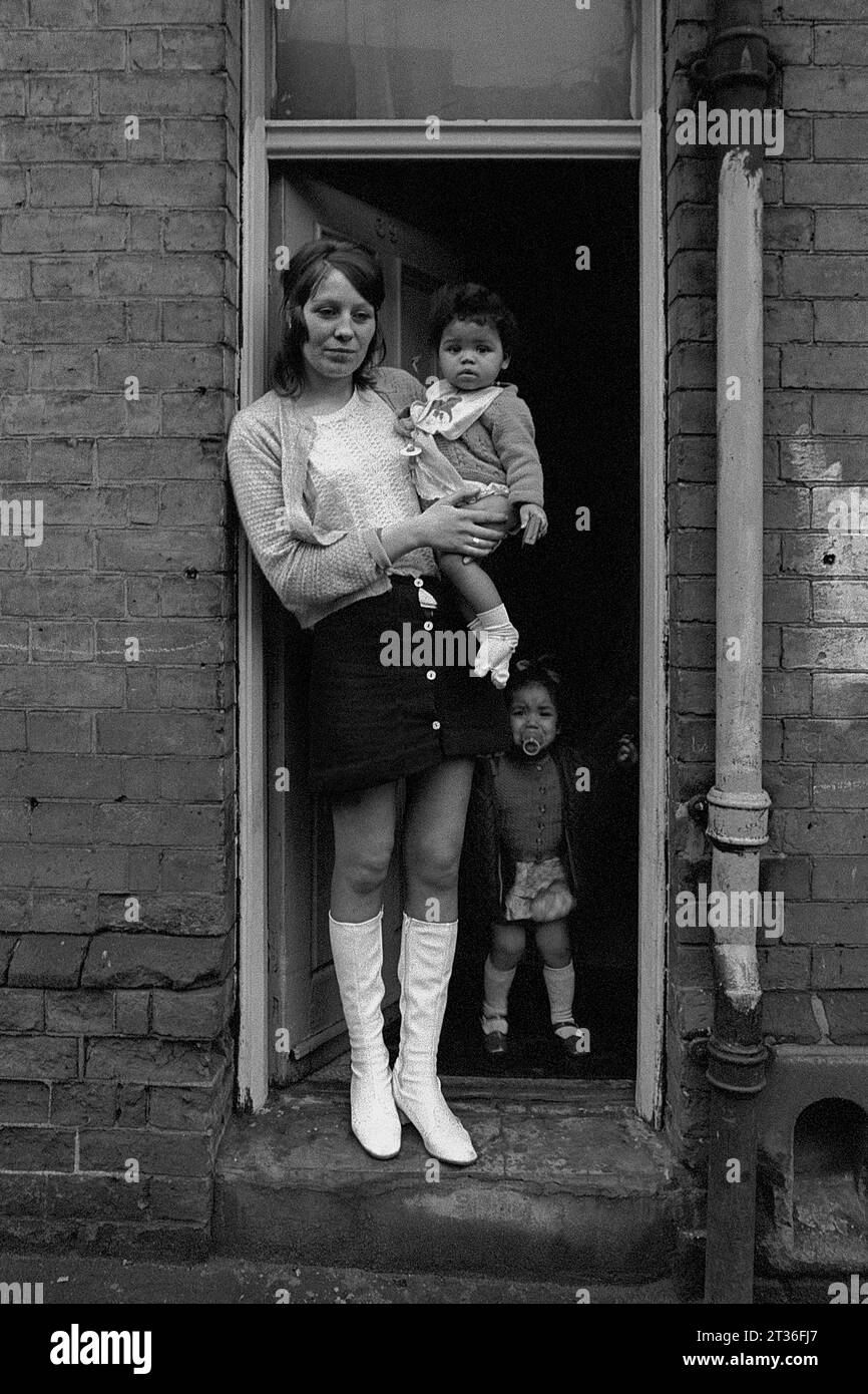 Pamela long avec sa fille Stephanie au 39 Crown Street, pendant le ...