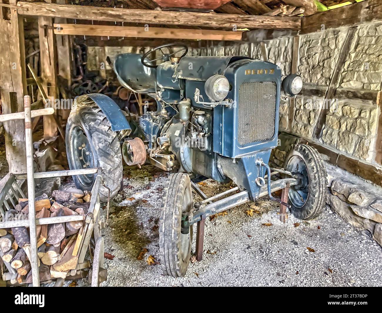 Dans l'ancien sil photographié tracteur historique Deutz type F1M 414 ...