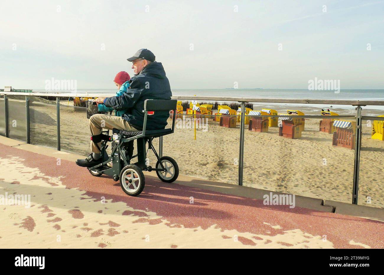 OPA mit Enkel auf ein Motor getriebenes Dreirad - gesehen am 18.10.2023 ...