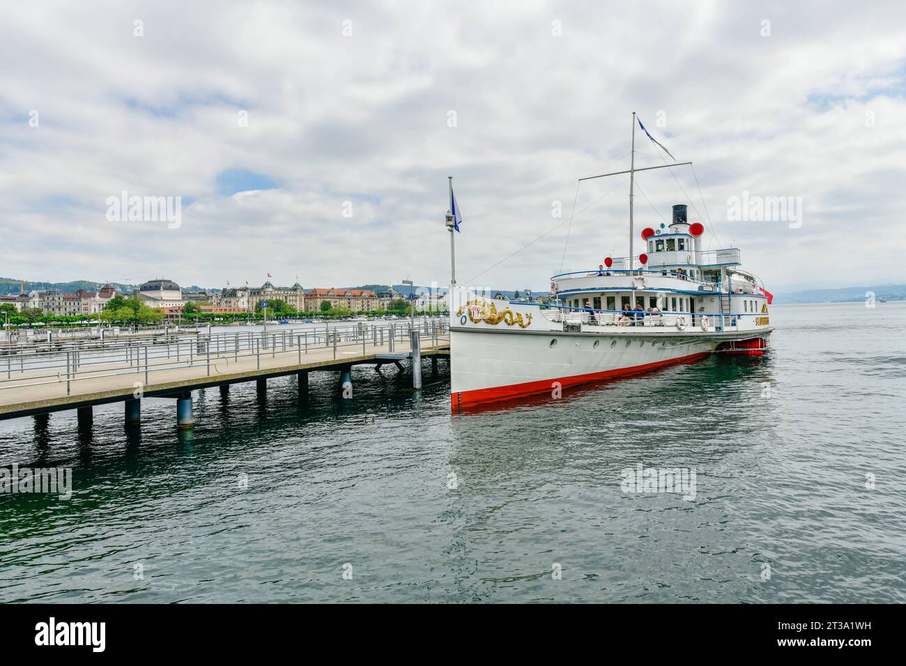 Zurich, Suisse- 25 mai 2023 : un bateau de croisière accosté attend les ...