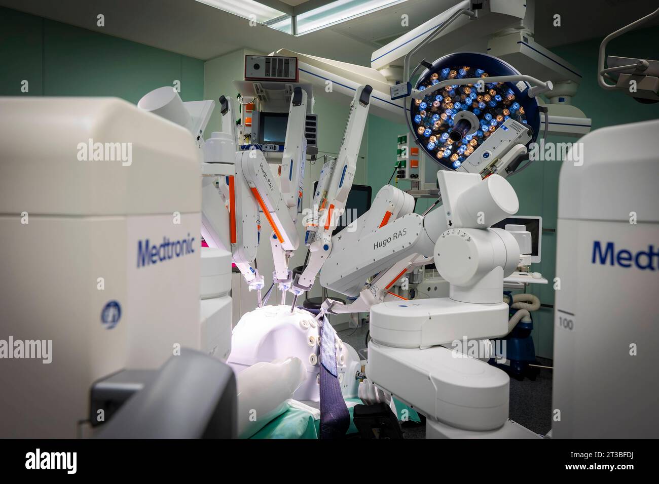 OP-Roboter HUGO Pressevorstellung. OP-Roboter HUGO kommt erstmals in ...