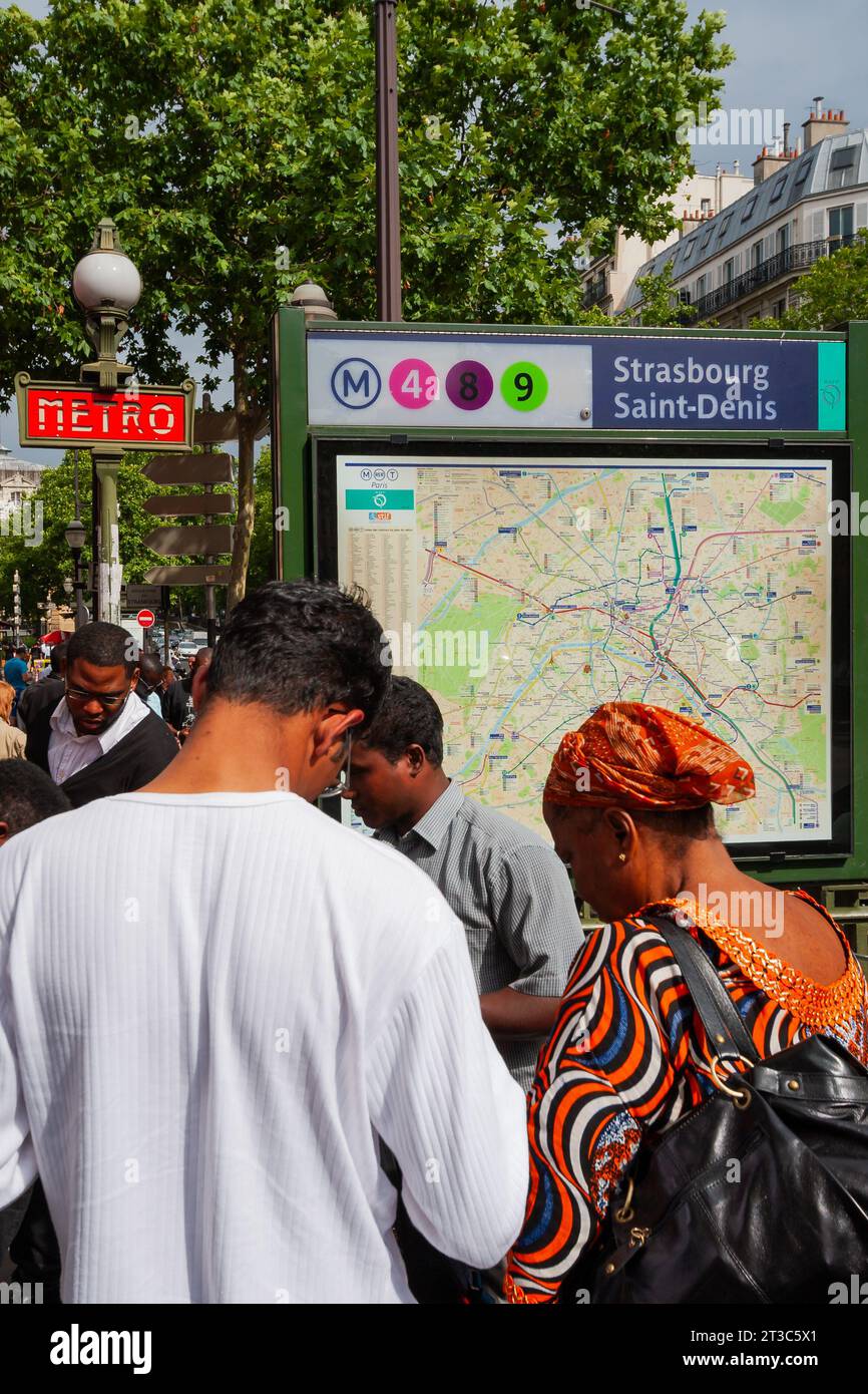 Metro station strasbourg saint denis Banque de photographies et d ...