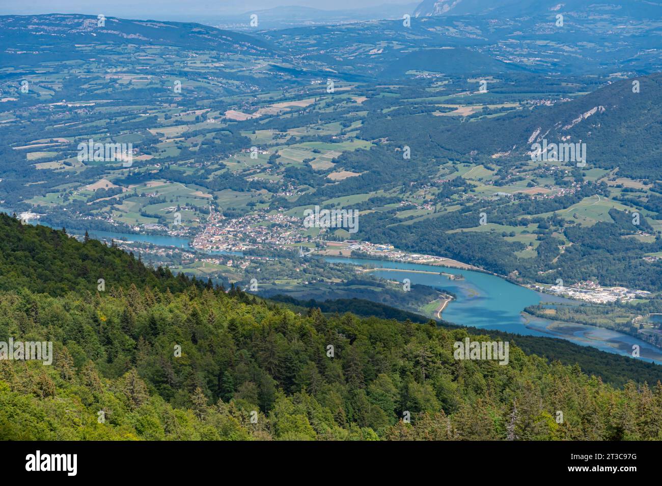 Col du Grand Colombier. Vue sur la forêt, la route, le Rhône, la crête ...