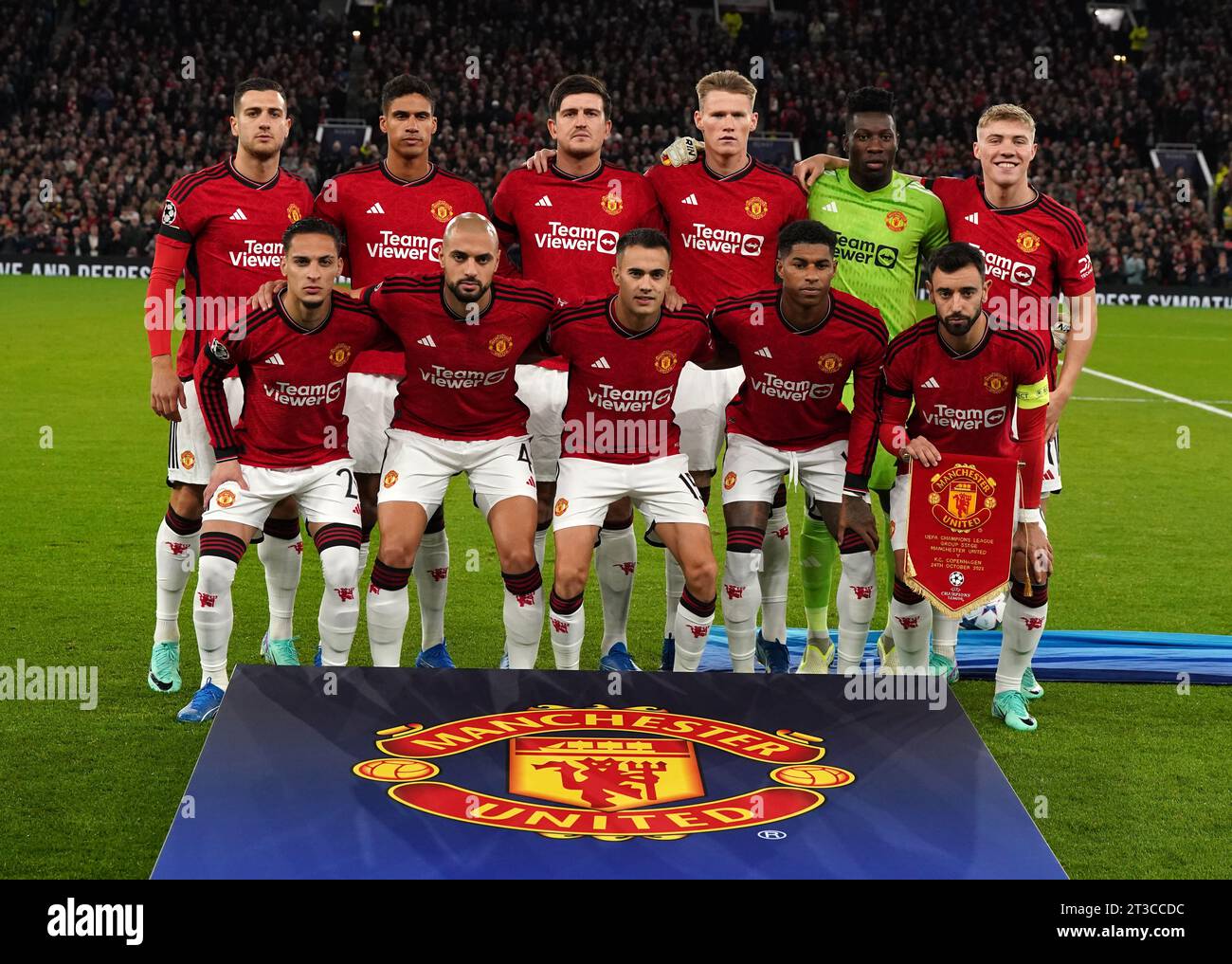 Manchester United pose pour une photo d'équipe avant le match de groupe ...