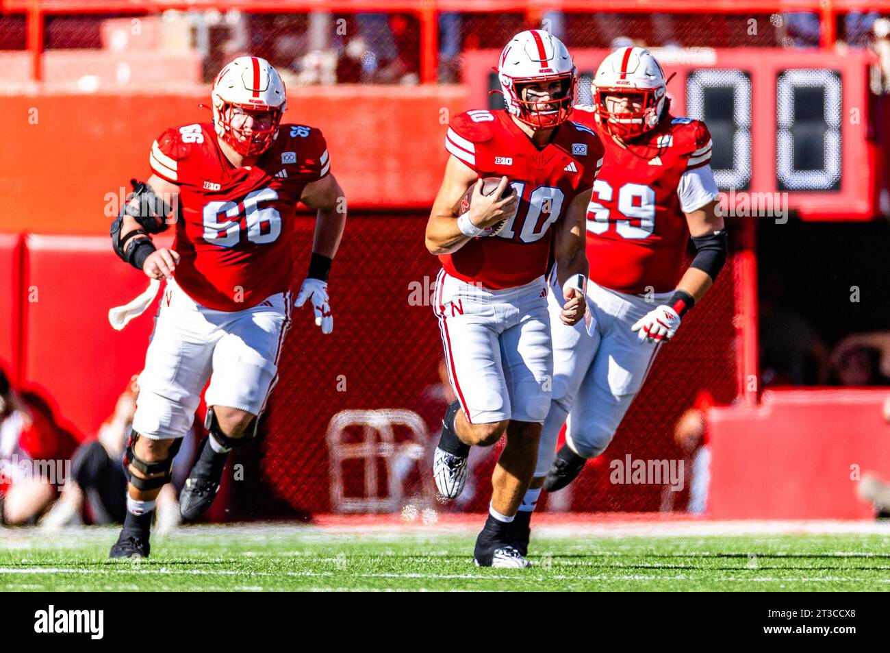 21 octobre 2023 - Lincoln, ne. États-Unis - le quarterback des ...
