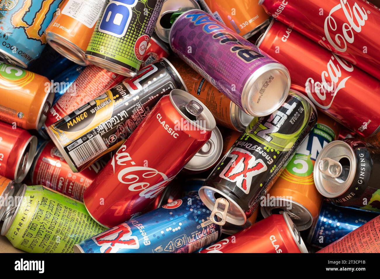 Tas de canettes en aluminium dans les ordures pour le recyclage des ...